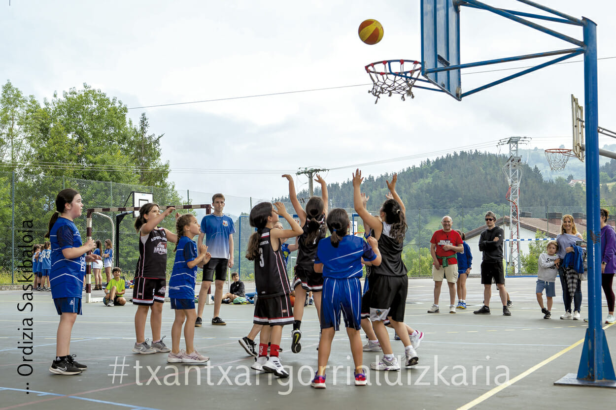 Azatxo Eguna, jugar al baloncesto por una buena causa - Txantxangorri ...